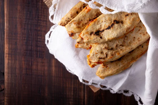 Tlacoyos. Plato prehisp nico mexicano hecho de harina de ma z rellena de chicharron prensado ...