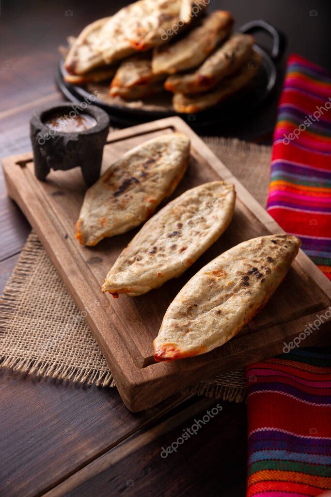 Tlacoyos. Plato prehispánico mexicano hecho de harina de maíz rellena ...