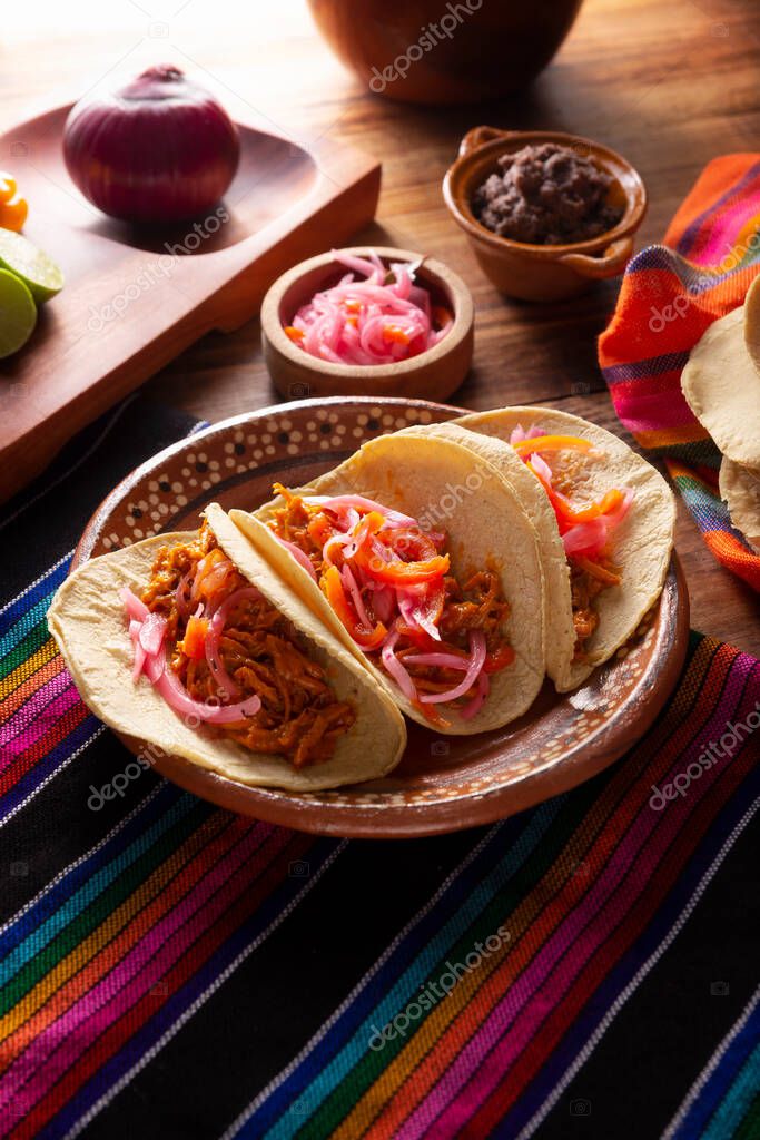 Tacos de Cochinita Pibil. Estofado típico mexicano de Yucatán, hecho de cerdo marinado con ...