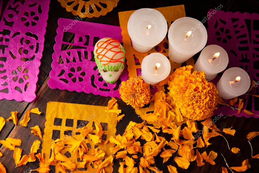 Calaveras de azúcar con vela, flores de Cempasuchil o caléndula y Papel Picado. Decoración ...