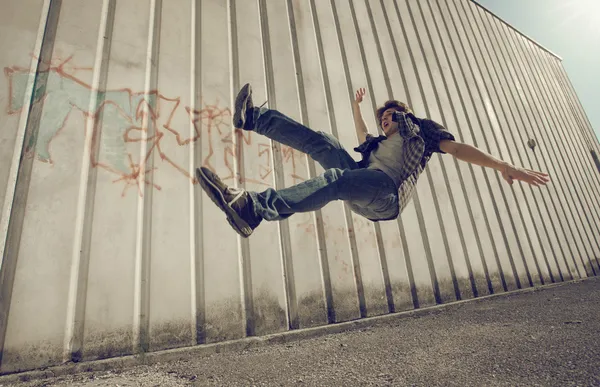 Hombre cayendo fotos de stock, imágenes de Hombre cayendo sin royalties ...