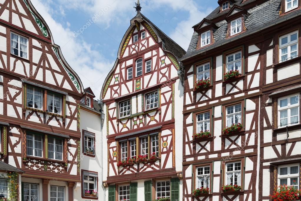casas medievales en bernkastel, Alemania — Foto de stock © kruwt #14168682