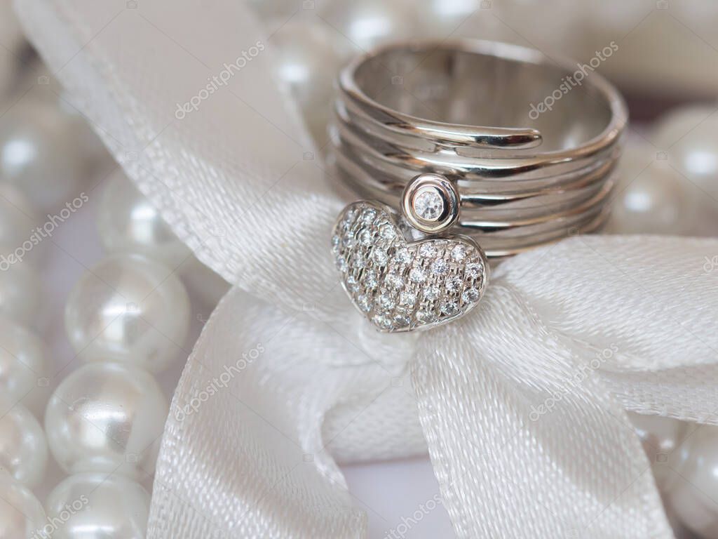 Primer plano de la forma del corazón del anillo de dimón en la mesa y ...