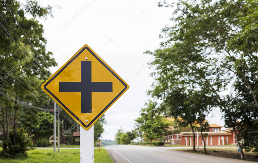 cuatro señales de tráfico amarillo de intersección con enfoque suave y ...