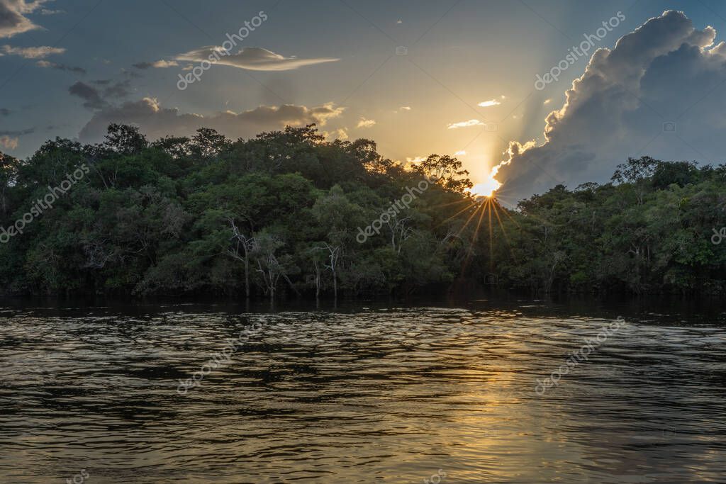 Reflejo de una puesta de sol por una laguna dentro de la Cuenca de la ...