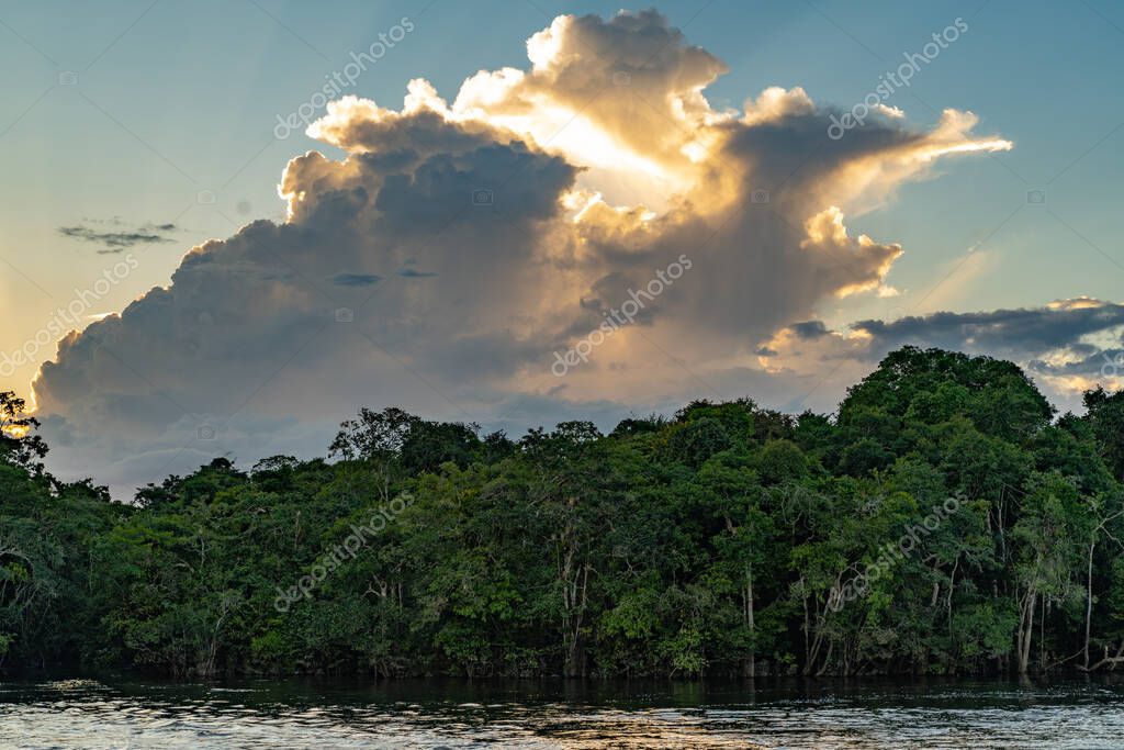 Reflejo de una puesta de sol por una laguna dentro de la Cuenca de la ...
