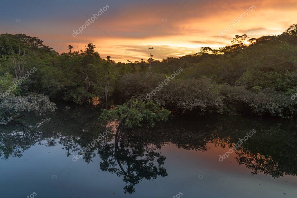 Reflejo de una puesta de sol por una laguna dentro de la Cuenca de la ...
