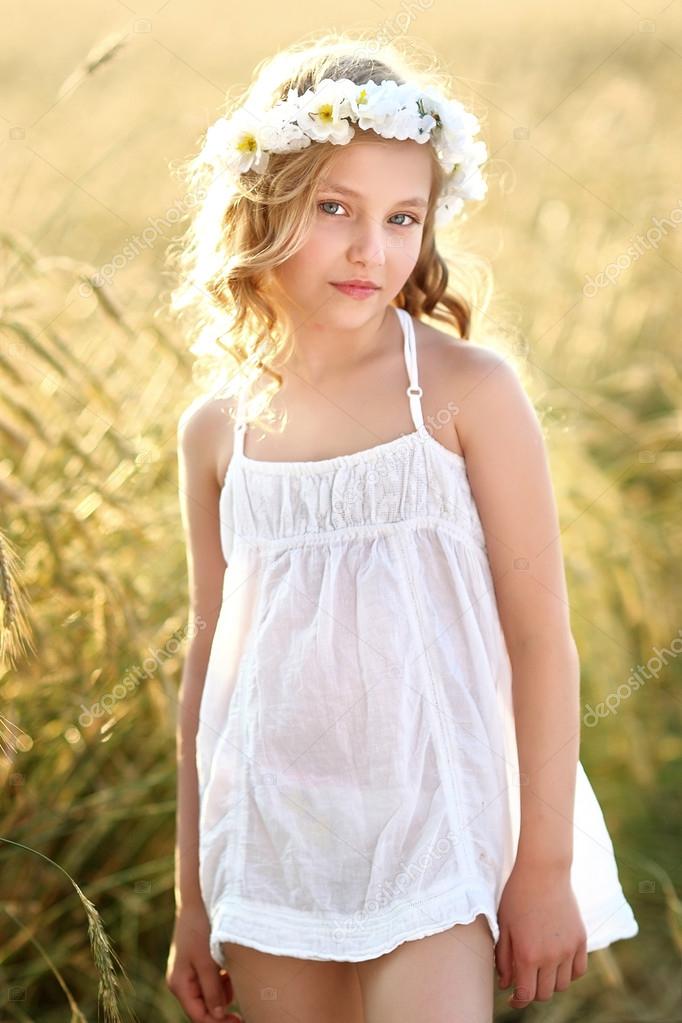 Portrait of a beautiful little girl in a field — Stock Photo ... Portrait of a beautiful little girl in a field — Stock Photo ...
