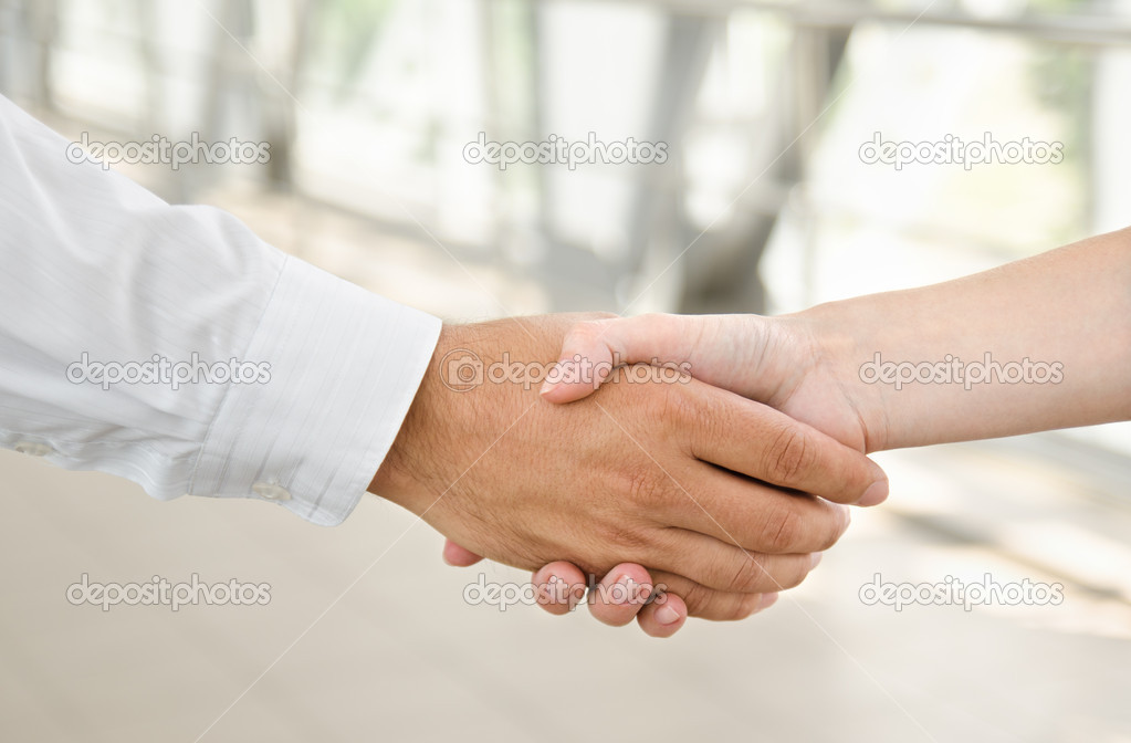 Hombre y mujer apretón de manos 2025