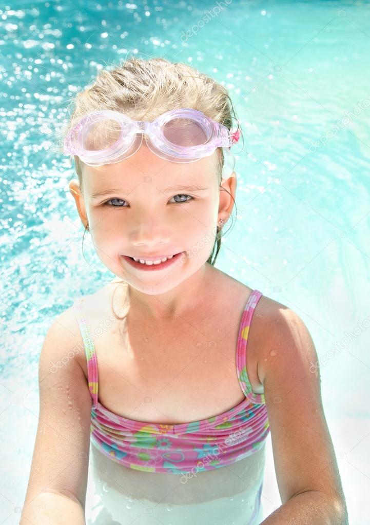 Linda Niña En La Piscina En Gafas Fotografía De Stock © Svetamart 43284481 Depositphotos