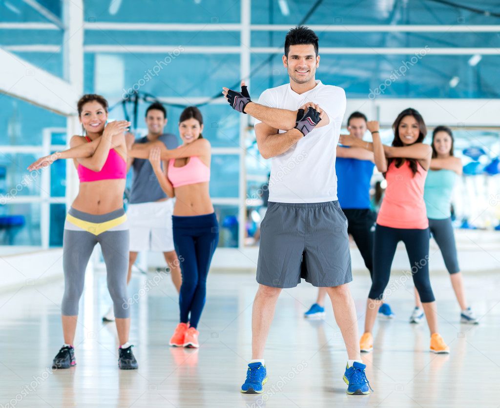 Personas haciendo ejercicio en el gimnasio — Foto de stock © andresr ...