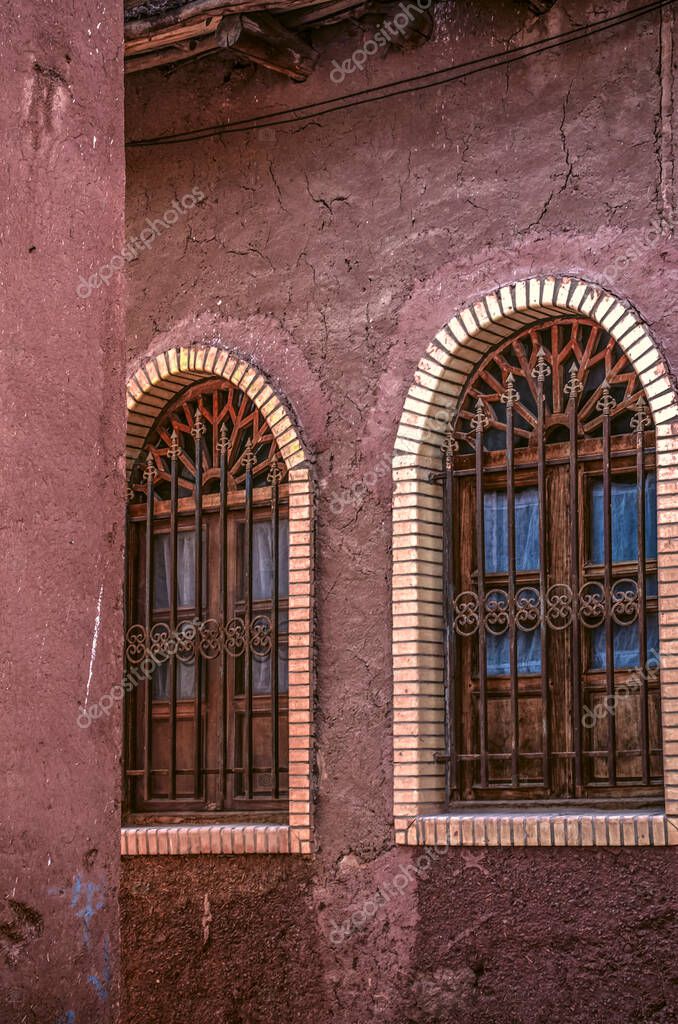 Abyaneh, Irán, 17 de febrero de 2022: Ventanas ovaladas altas con ...