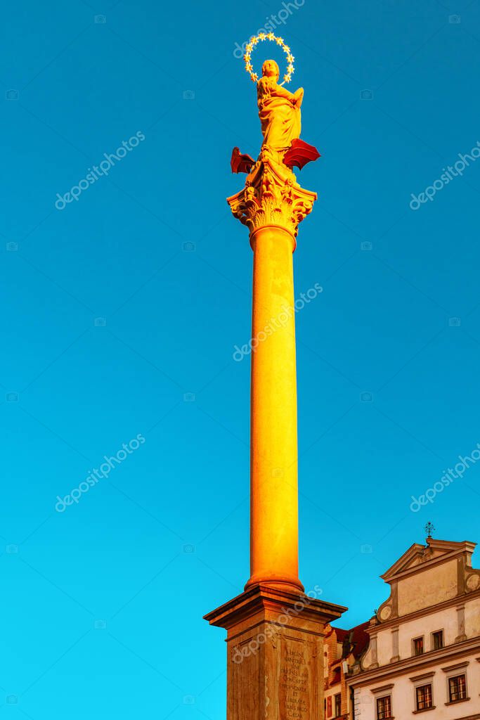 Columna mariana reconstruida en la Plaza de la Ciudad Vieja en Praga ...