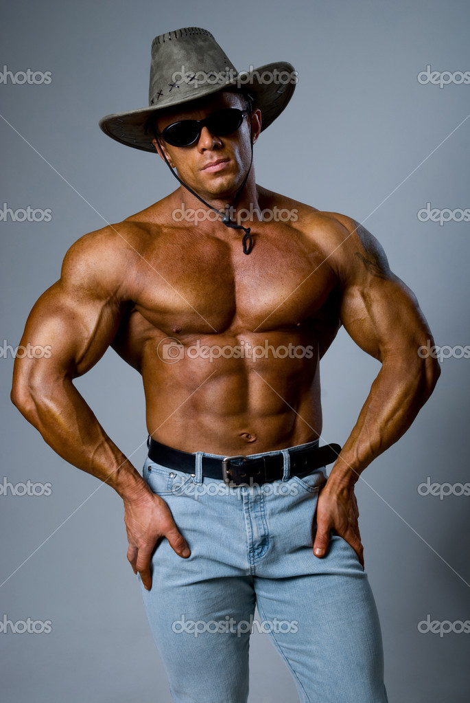 Hombre musculoso guapo vistiendo un sombrero y gafas de sol — Foto de ...
