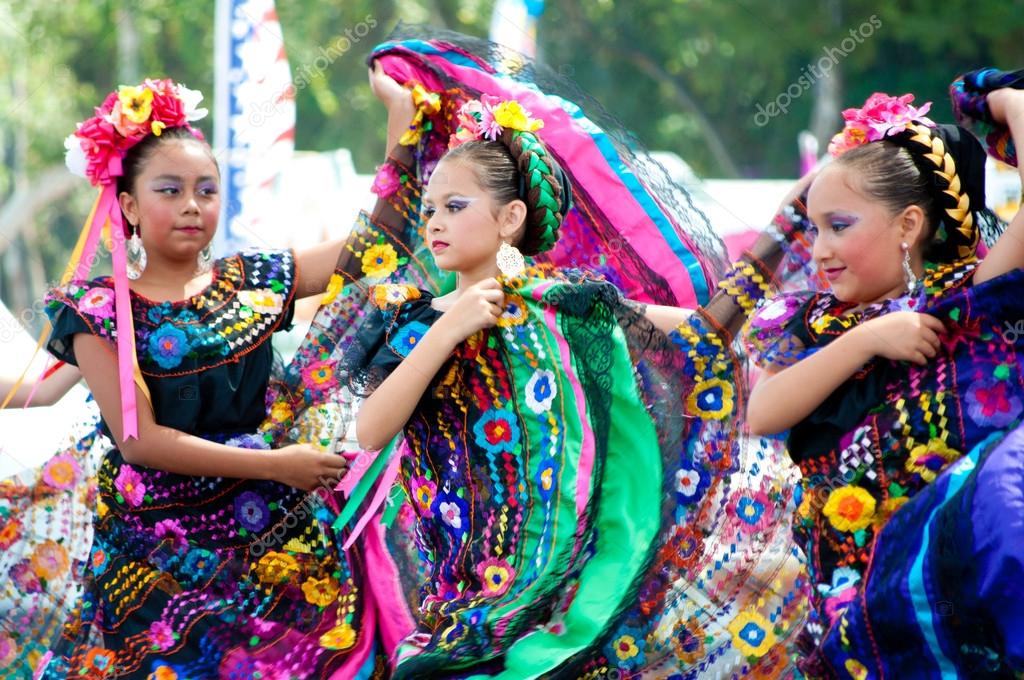 Mexican Dancers — Stock Editorial Photo © CHRTKD #12680656