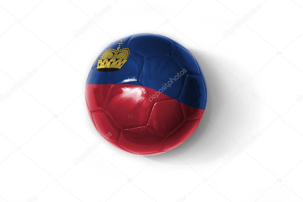 pelota de f tbol realista con colorida bandera nacional de Liechtenstein sobre el fondo blanco ...
