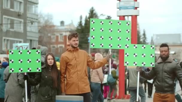 Foule multiculturelle diversifiée de militants de protestation avec des ...