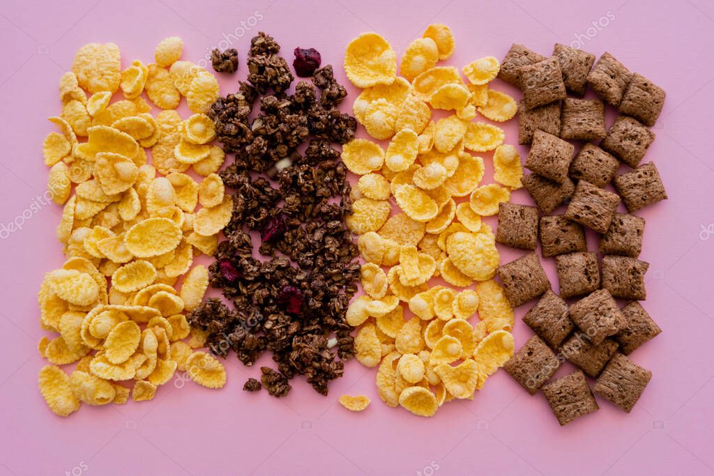 vista superior de la variedad de cereales de desayuno copos de maíz con ...