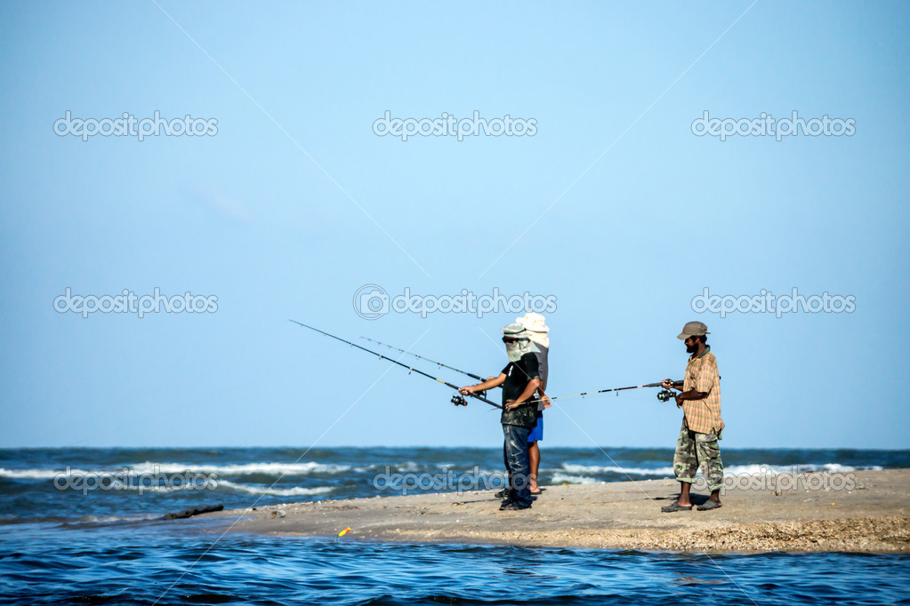 Imágenes: personas pescando en el mar | gente pescando en la costa ...