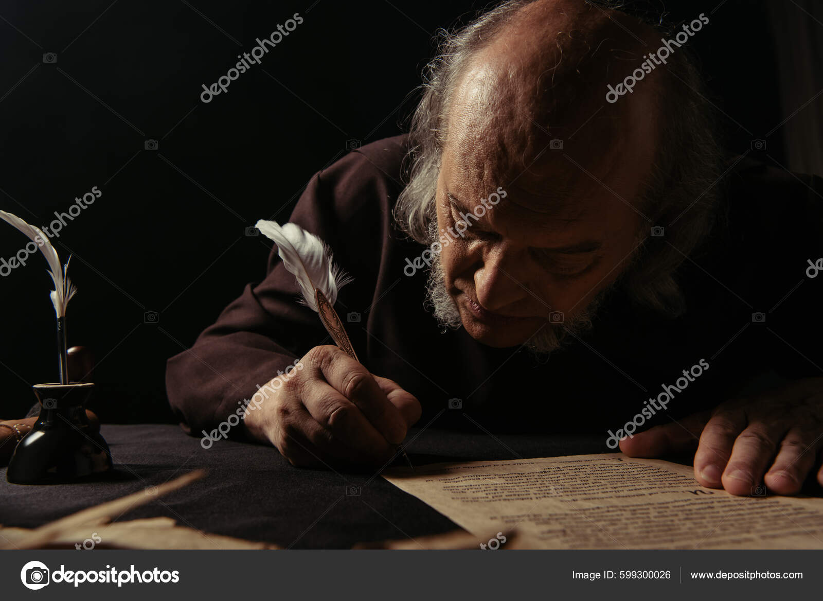 Manuscrito Escritura Cronista Medieval Con Pluma Aislada Negro — Foto ...