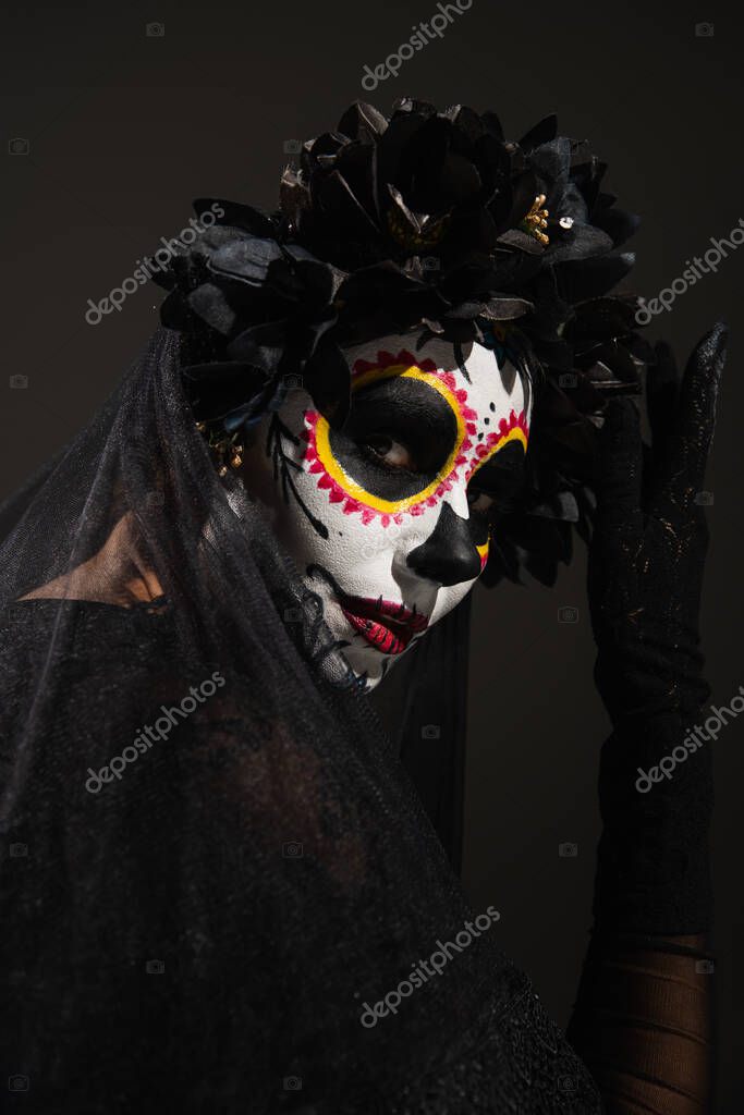 retrato de mujer en el cráneo de azúcar halloween maquillaje y corona ...