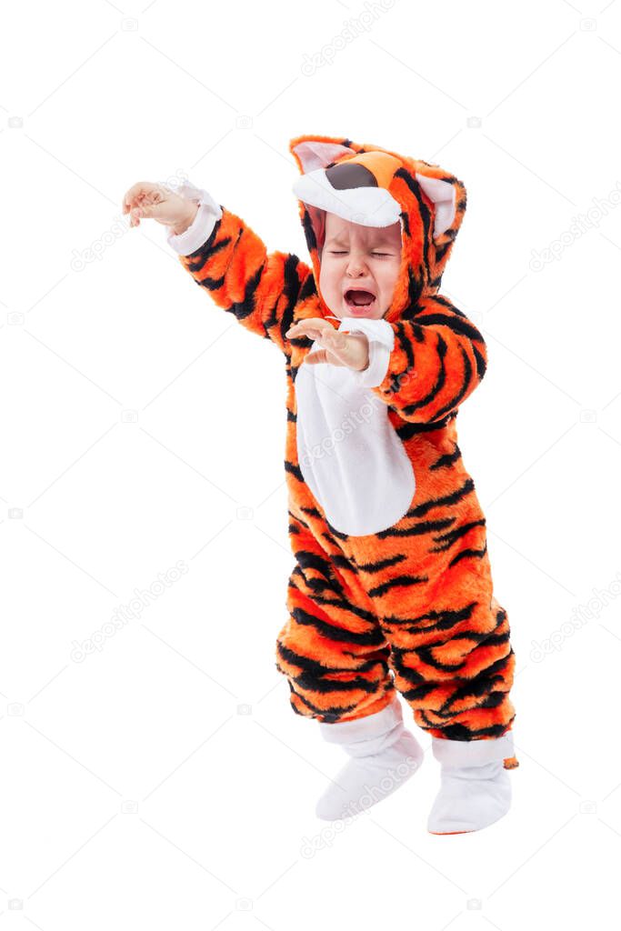 El niño está llorando. Un niño con un traje de piel de tigre, un ...
