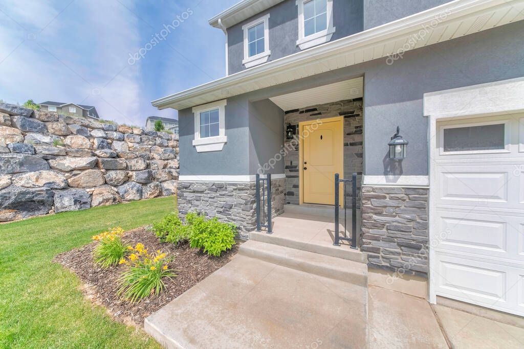 Construcci n de una casa con grandes muros de contenci n de rocas 2024