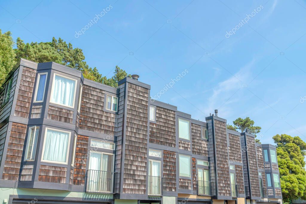 Vista de ángulo bajo de un edificio de apartamentos con paredes de ...