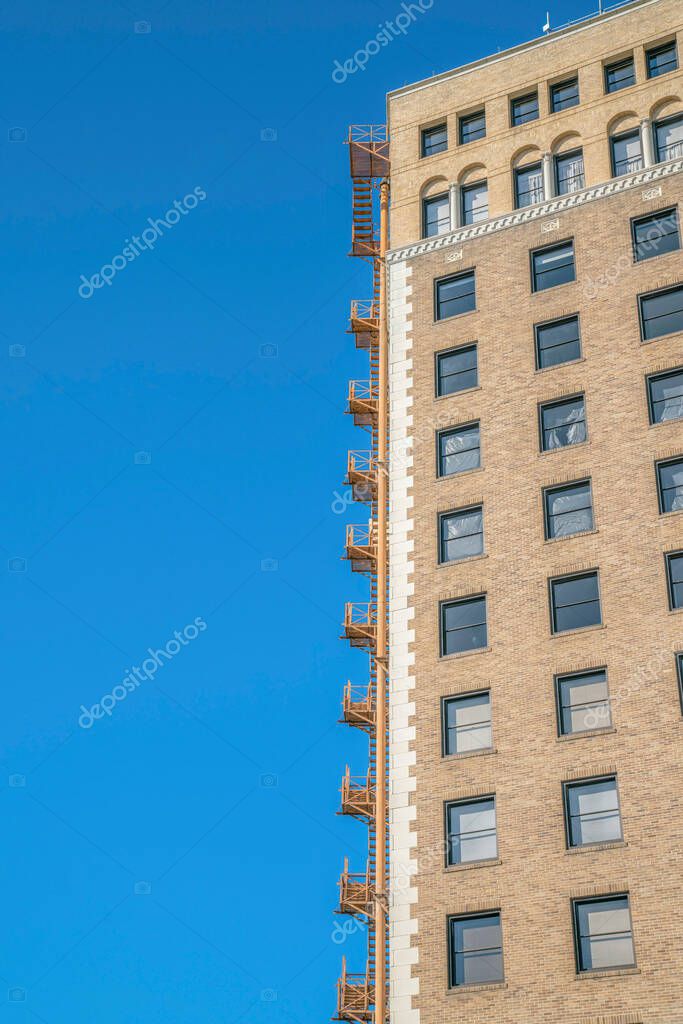Vista de ángulo bajo de un edificio de varios pisos de estilo griego ...