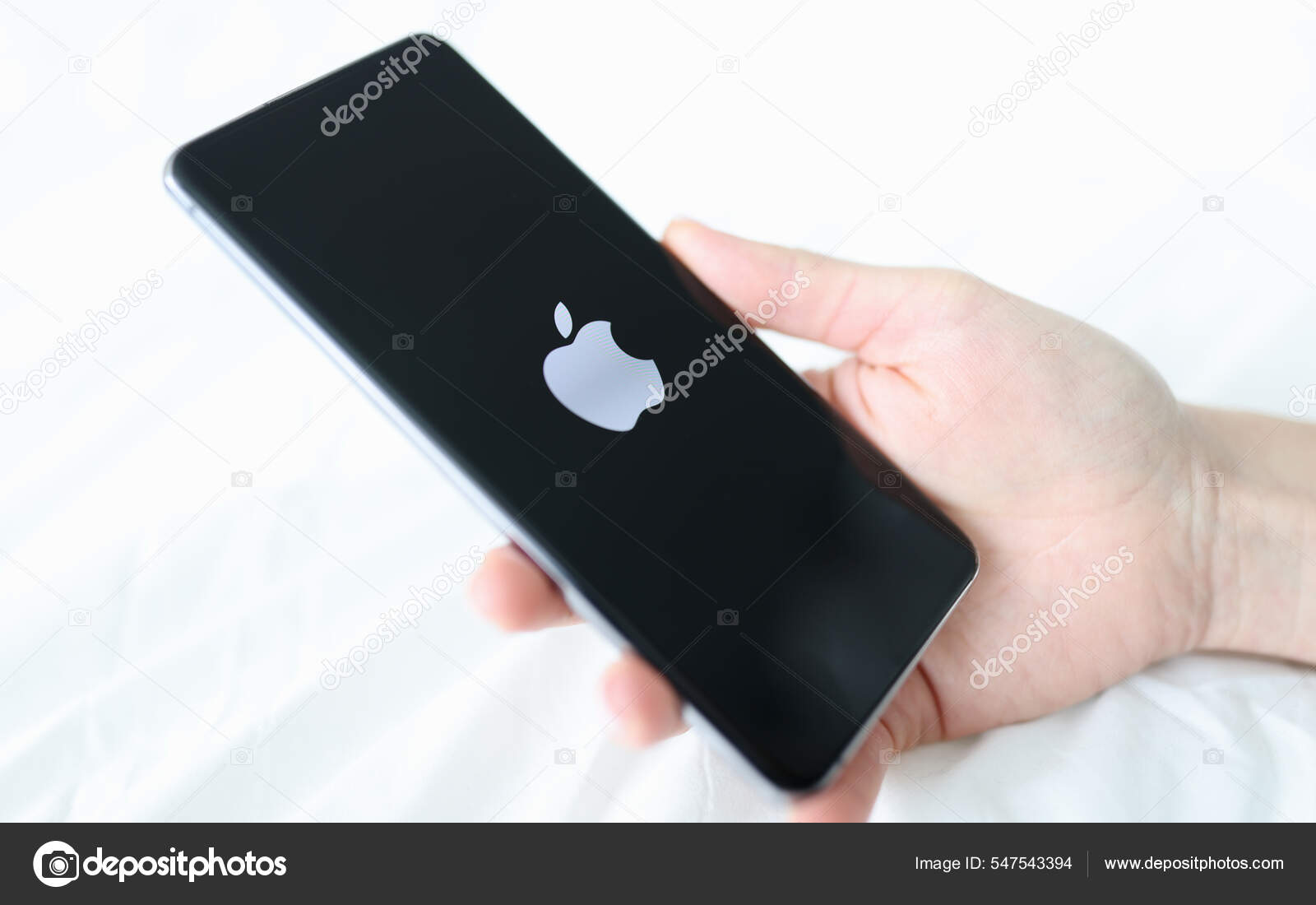 Hand holding new iPhone 13 pro closeup — Stock Editorial Photo ...