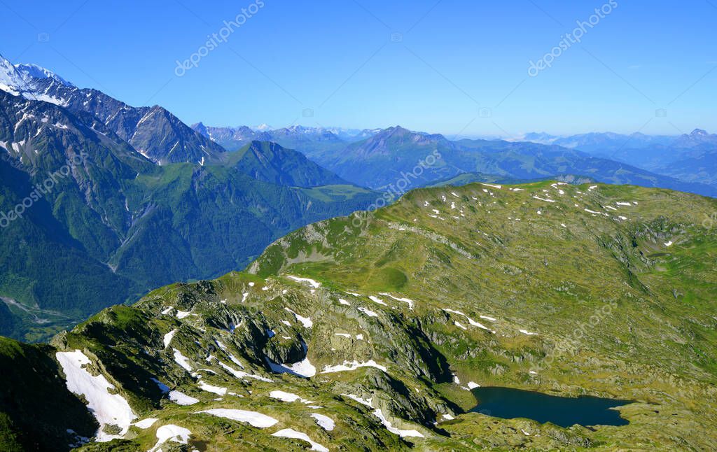 Vista desde la cima de la montaña Le Brevent en el lago Lac du Brevent ...