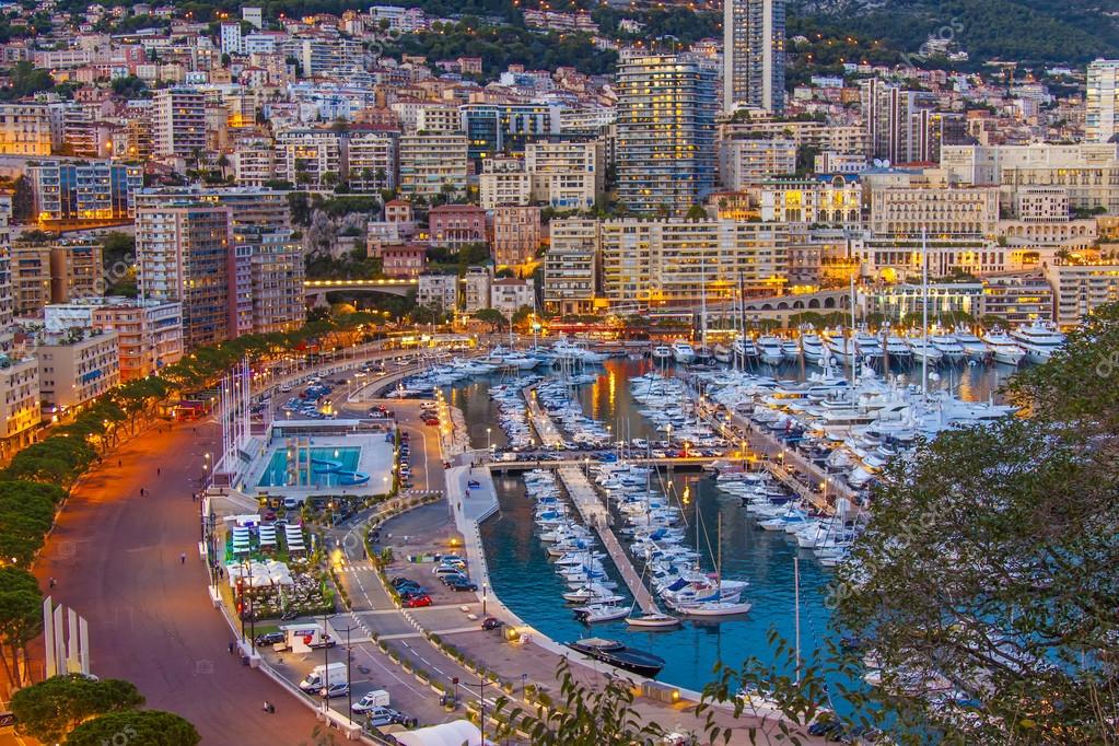 La Principauté de Monaco. Vue en soirée du port et du quartier ...