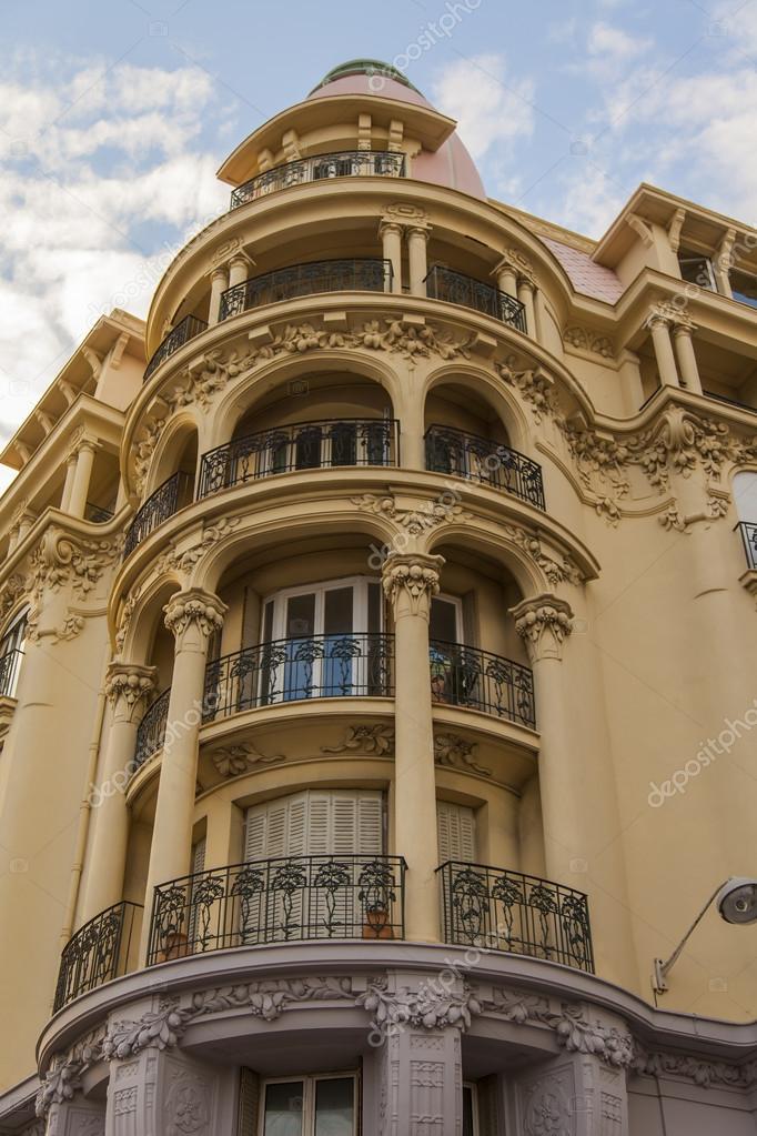 Francia, Niza. Detalles arquitectónicos típicos de las fachadas de los ...