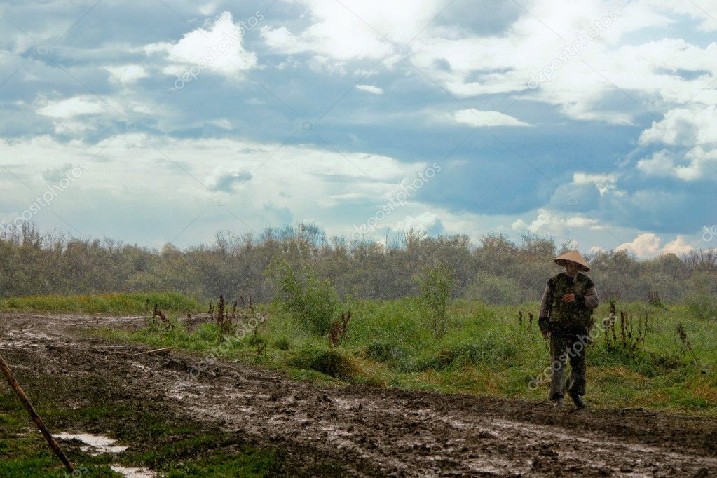 Pichure of a man in traditional chinese hat — Stock Photo © Baton72 ...
