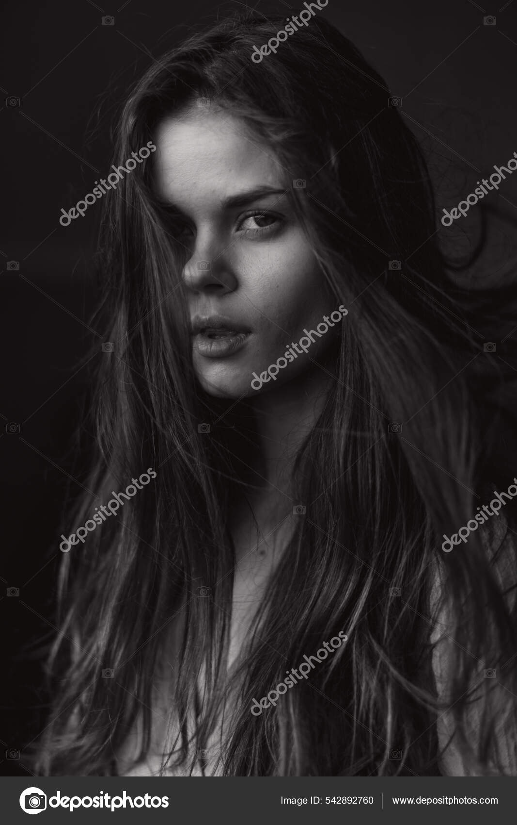 Potret seorang wanita cantik berpose gaun di luar ruangan penampilan yang menarik tidak berubah ...