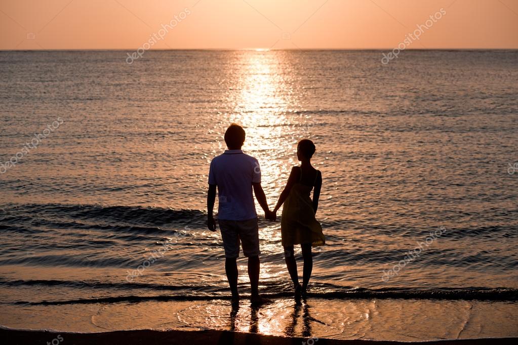 La imagen de dos enamorados al atardecer 2022