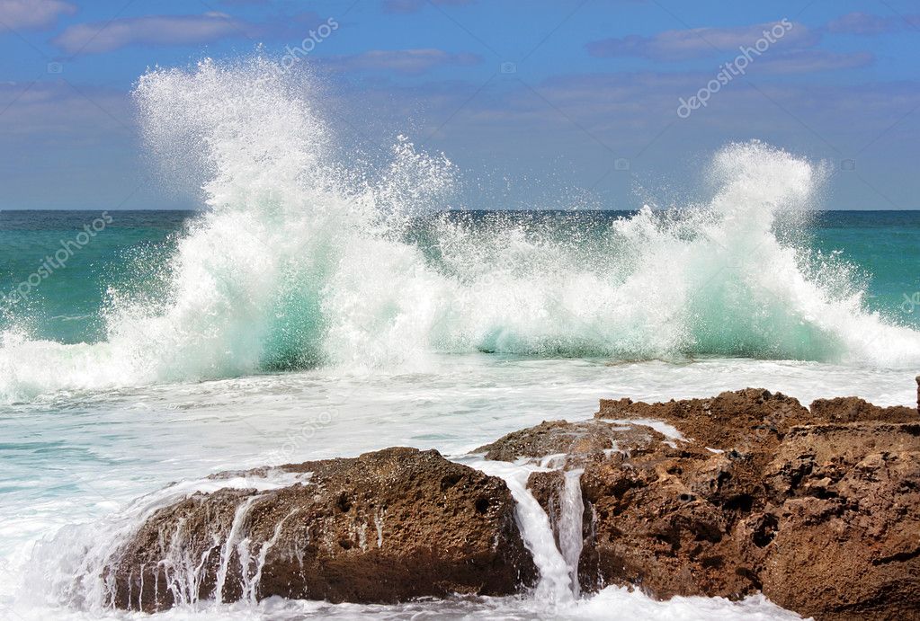 vague de la mer se brisant sur les rochers — Photographie irisphoto11 ...