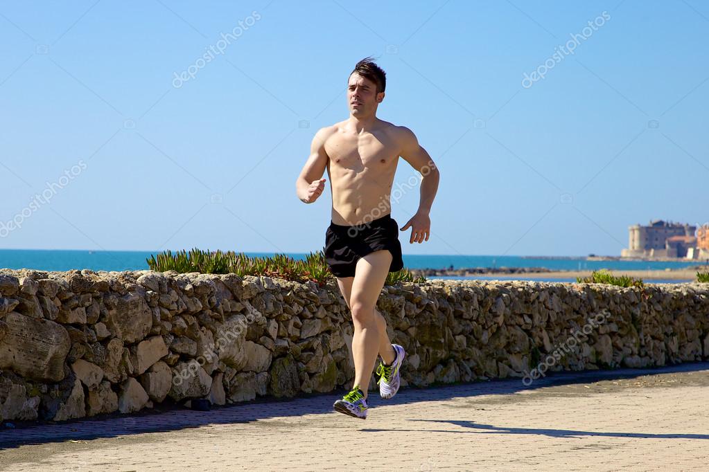 cool homme musclé qui court sur la rue — Photographie fedemarsicano ...