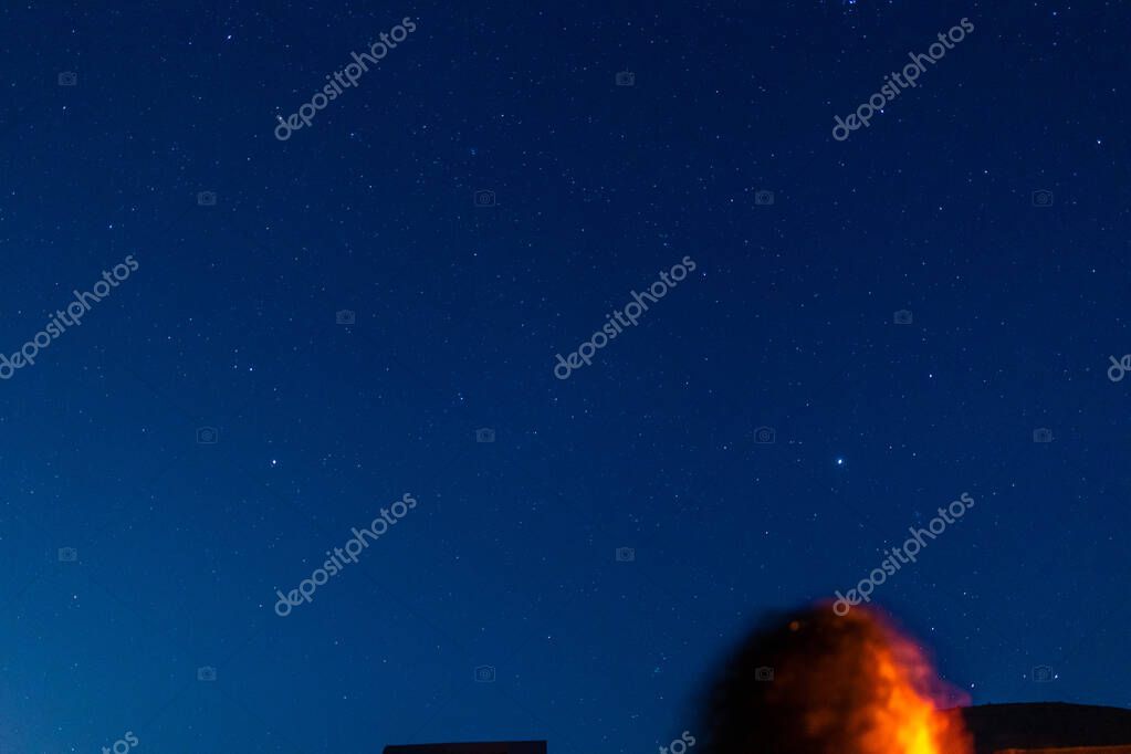 Vista de las estrellas del cielo nocturno en el cráter Mitzpe Ramón ...