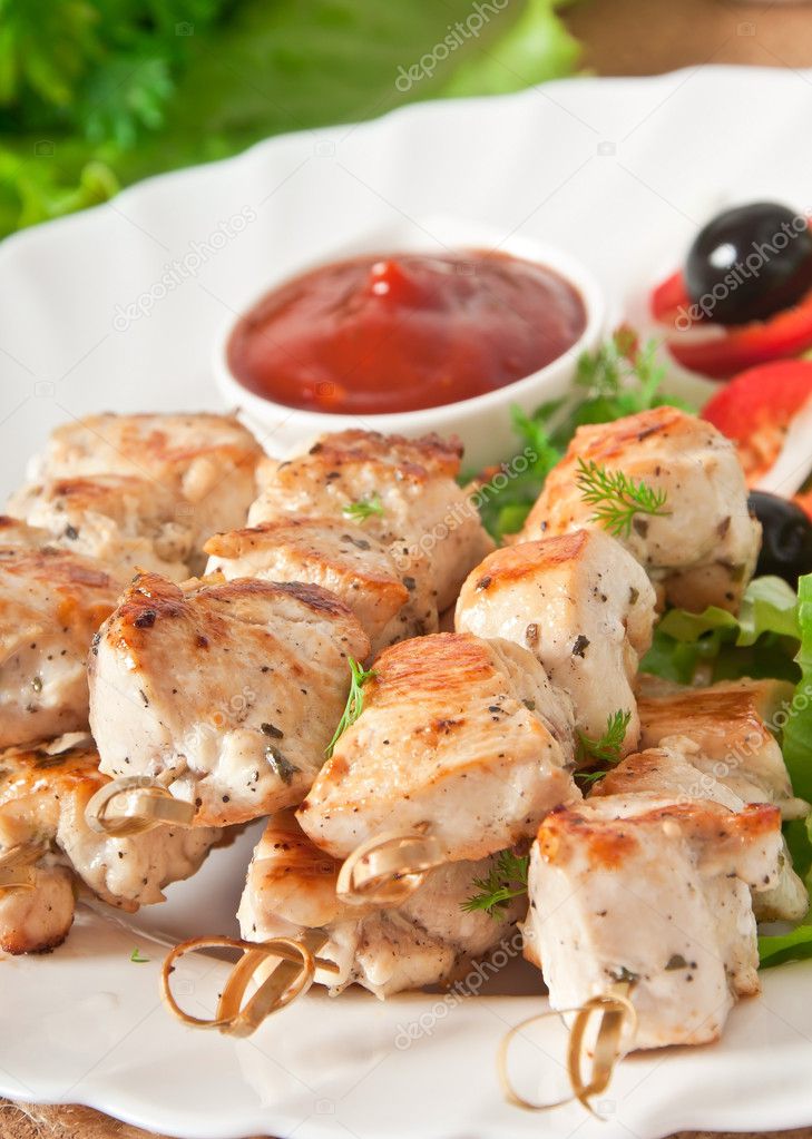 Brochetas de pollo con ensalada 2025