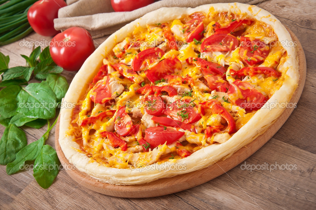 Pizza apetitosa con pollo, tomates, pimientos y queso 2024