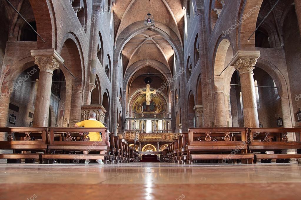 interior de la Catedral de Módena, Italia — Foto editorial de stock ...