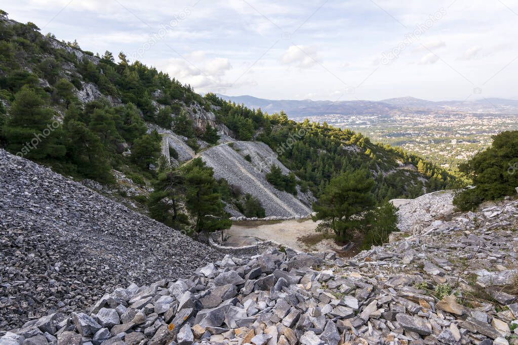 Parte de la cantera de mármol Penteli abandonada en Attika, Grecia ...