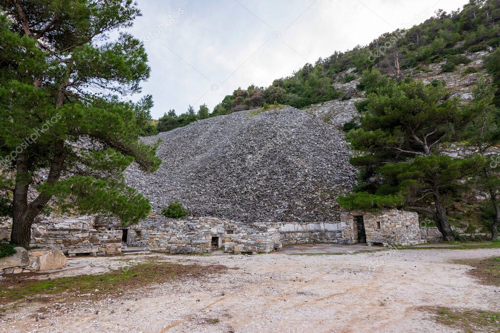 Parte de la cantera de mármol Penteli abandonada en Attika, Grecia ...