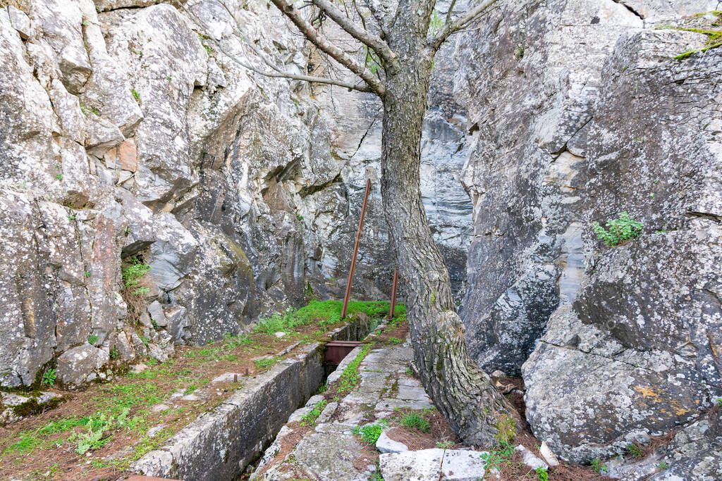 Parte de la cantera de mármol Penteli abandonada en Attika, Grecia ...