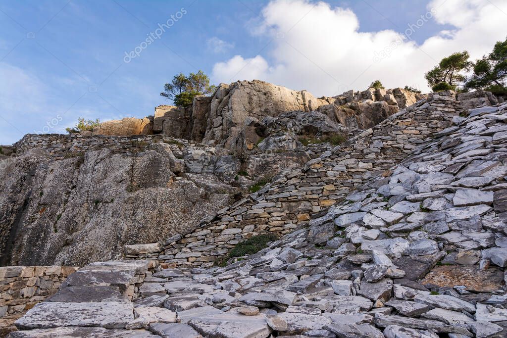Parte de la cantera de mármol Penteli abandonada en Attika, Grecia ...