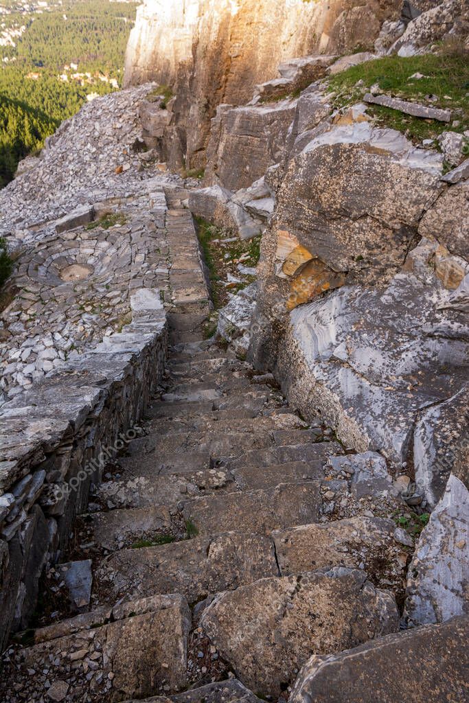 Parte de la cantera de mármol Penteli abandonada en Attika, Grecia ...