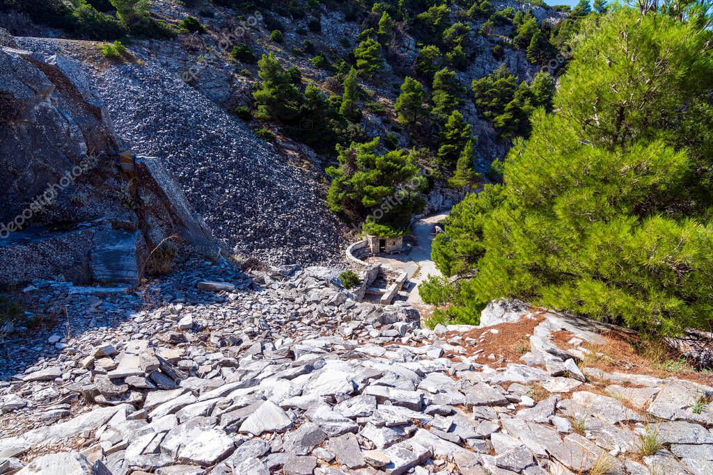 Parte de la cantera de mármol Penteli abandonada en Attika, Grecia ...