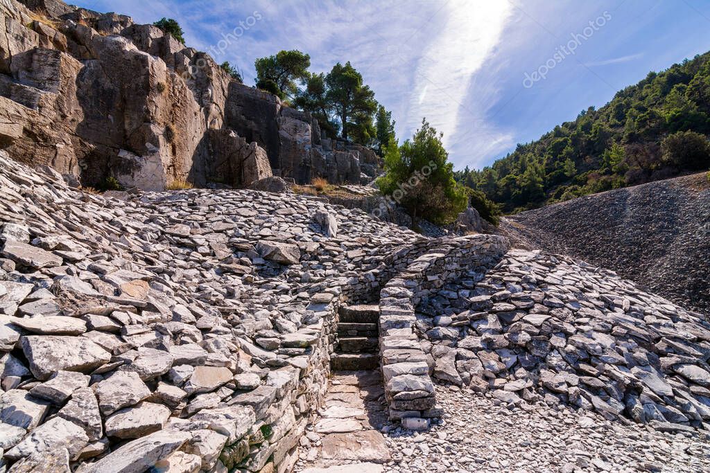 Parte de la cantera de m rmol Penteli abandonada en Attika, Grecia ...