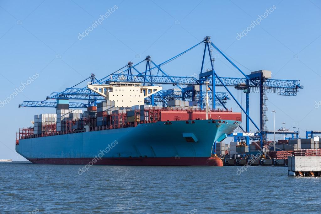 Navio contentor no terminal fotos, imagens de © ScorpionPL #22831978